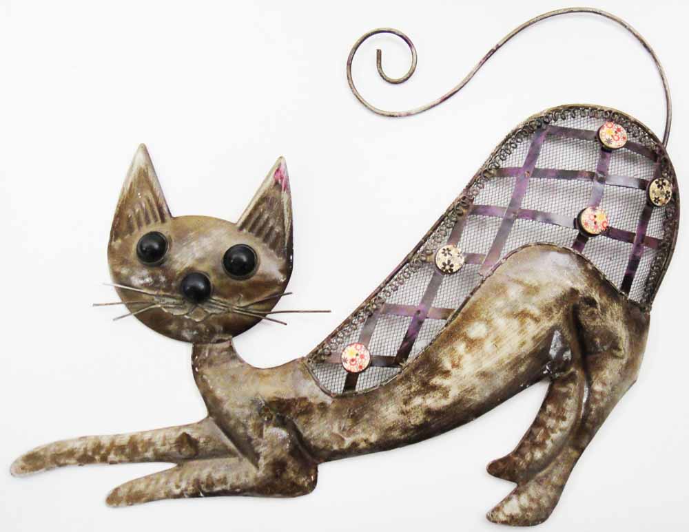 Gato prepara o bote em painel rústico de metal para paredes – Matéria ...